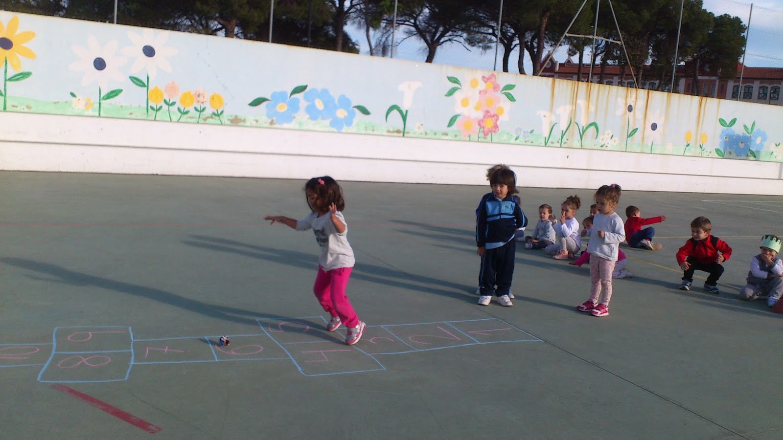 Leticia en Pitufilandia: Aprendemos a jugar a la rayuela