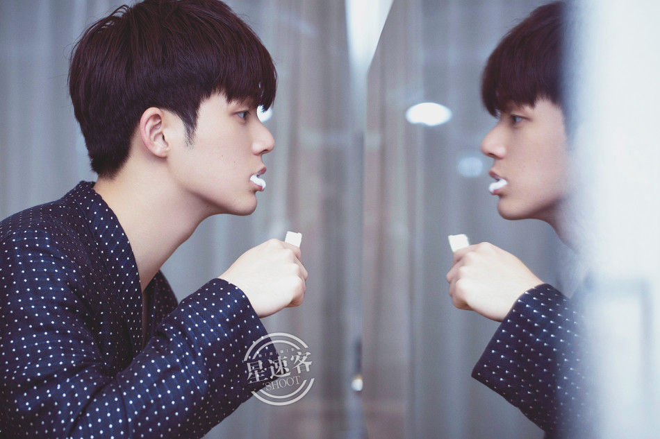 This Guy's World: Just Because - Dong Li