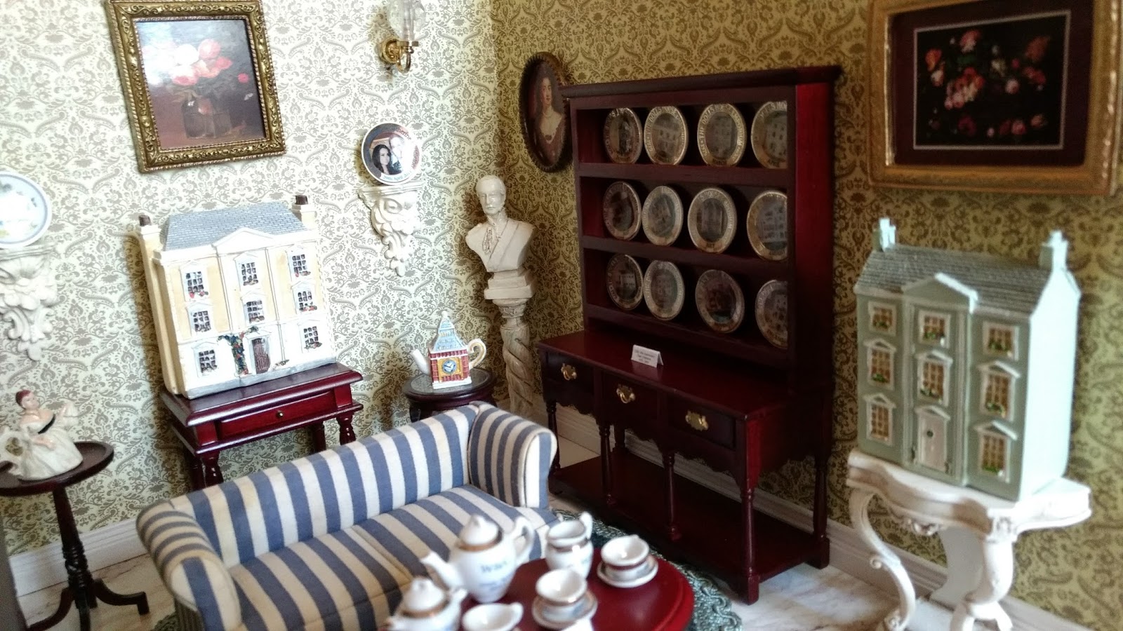 My Miniature World: Finishing off the DHE Miniature Museum Room Box