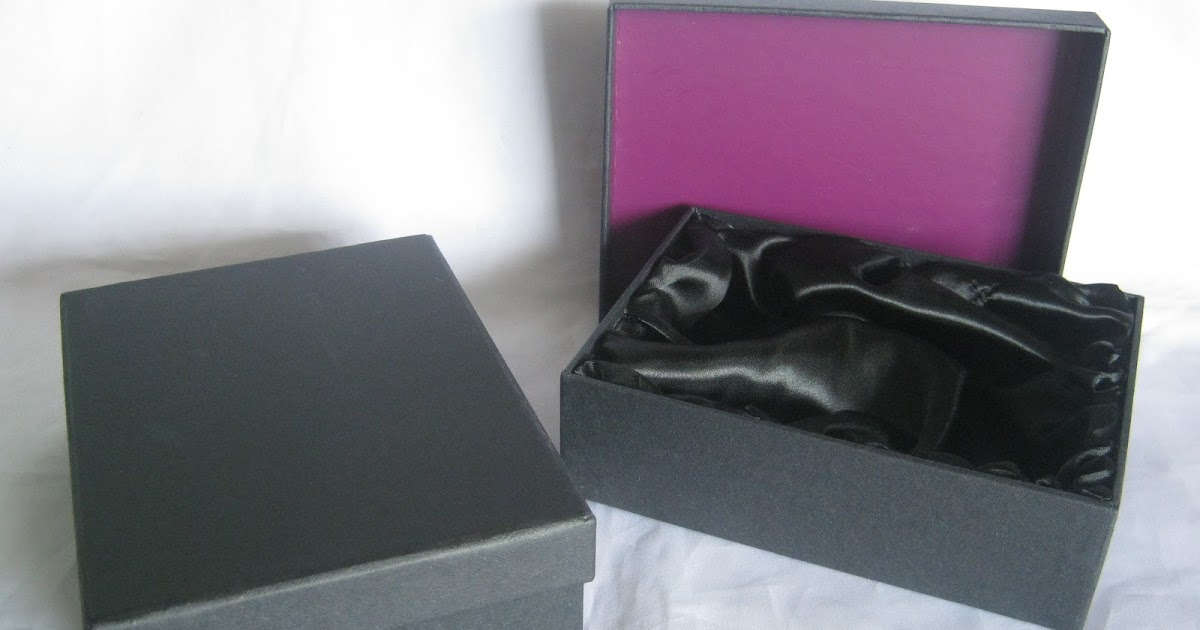 Singapore Gift Boxes: Black rectangle box with a royal color touch...