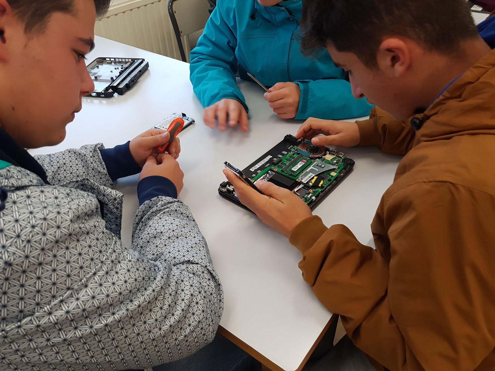 TECNOENSEÑANDO: Una Clase Interactiva con Elementos del Hardware