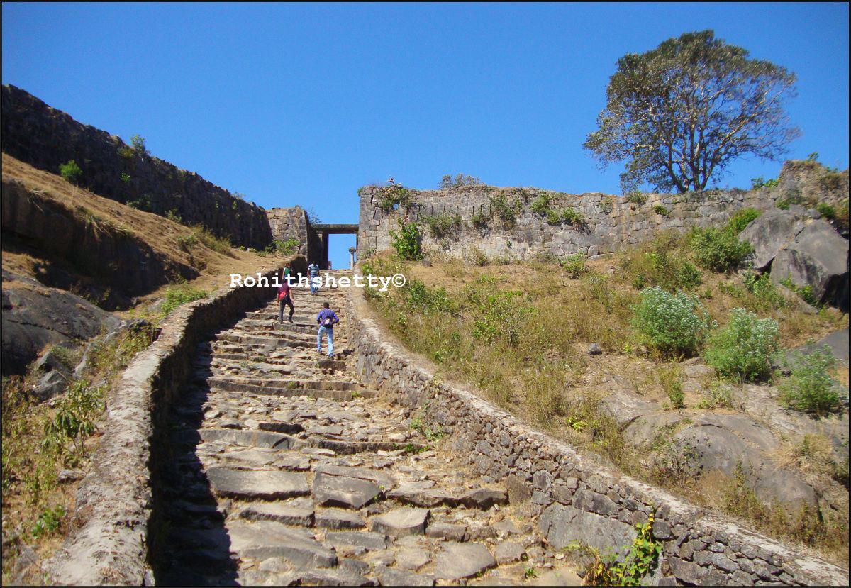 JOURNEY INTO DREAMS: Kavaledurga Fort -Thirthahalli