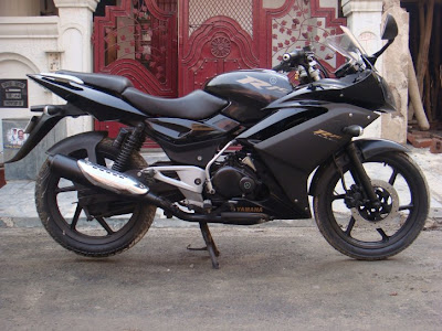 MoToRRaD CustoMIZ: Pulsar 150 with Yamaha R15 kit