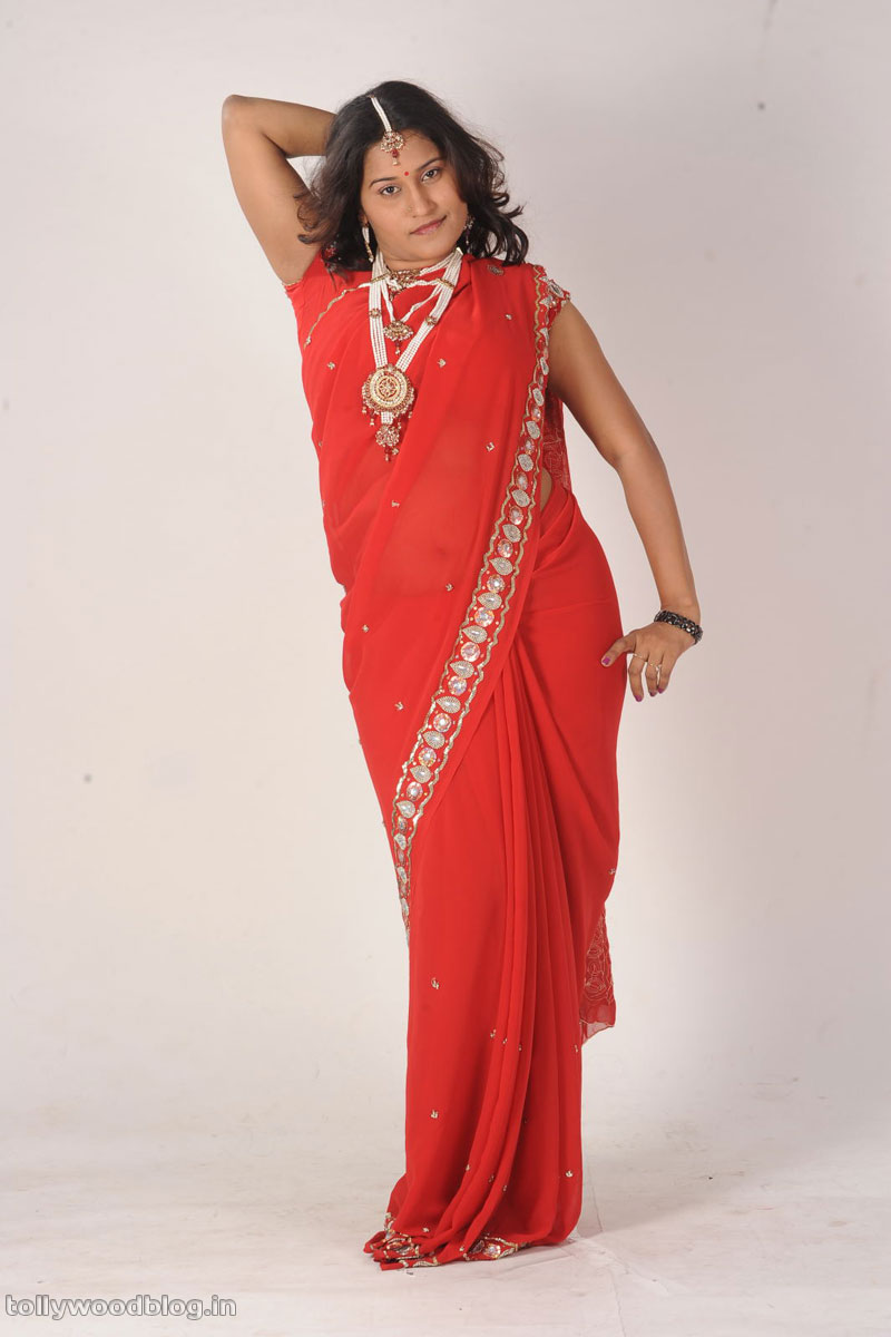Telugu Female Artist Mahathi Spicy Saree Photo Shoot