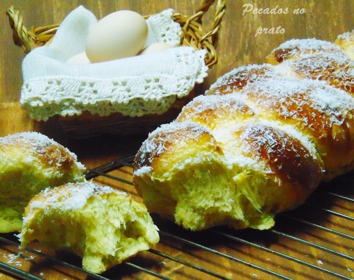 Rosca caseira polvilhada com coco - Receitas de pecados no prato