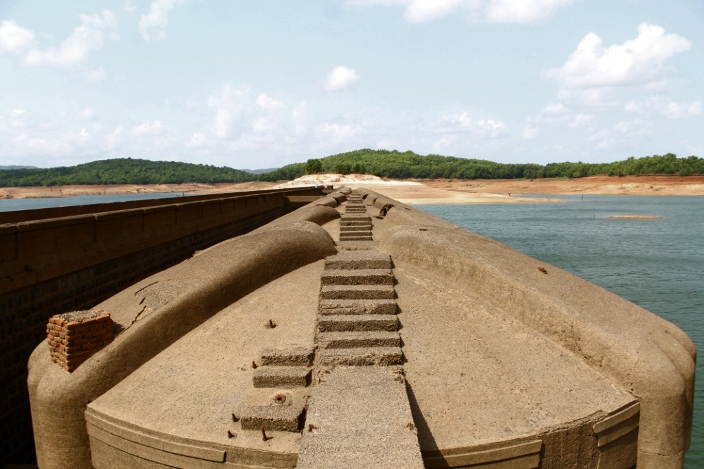 Journeys across Karnataka: Submerged Madenur dam in Linganamakki backwaters