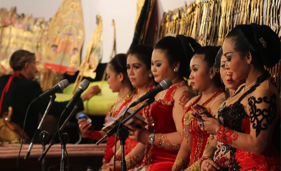 Sinden, Sebutan Penyayi Wanita Dalam Orkestra Gamelan - Cinta Indonesia