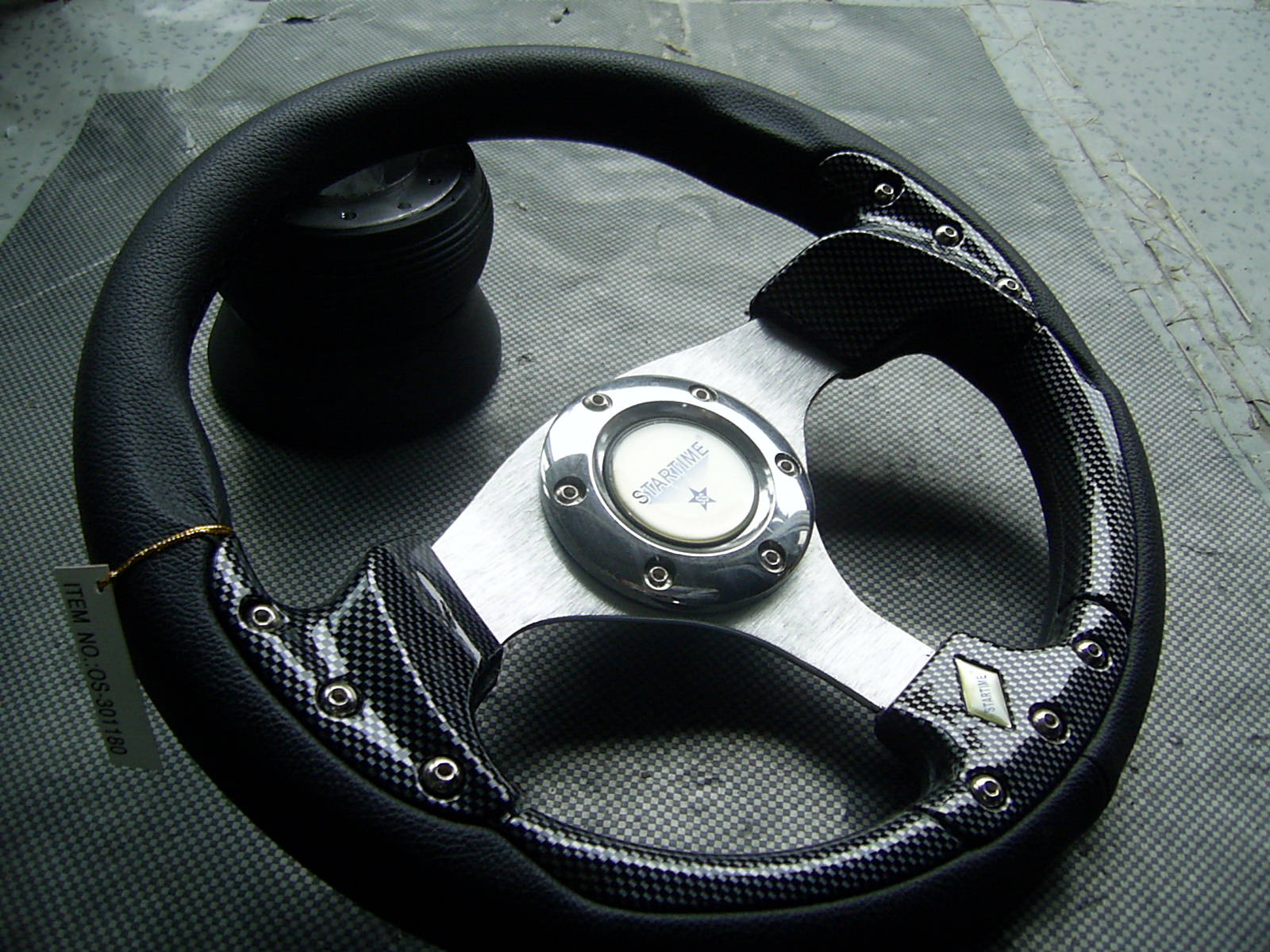 TUNINGCOX: volan sport carbon la pretu de 103 lei