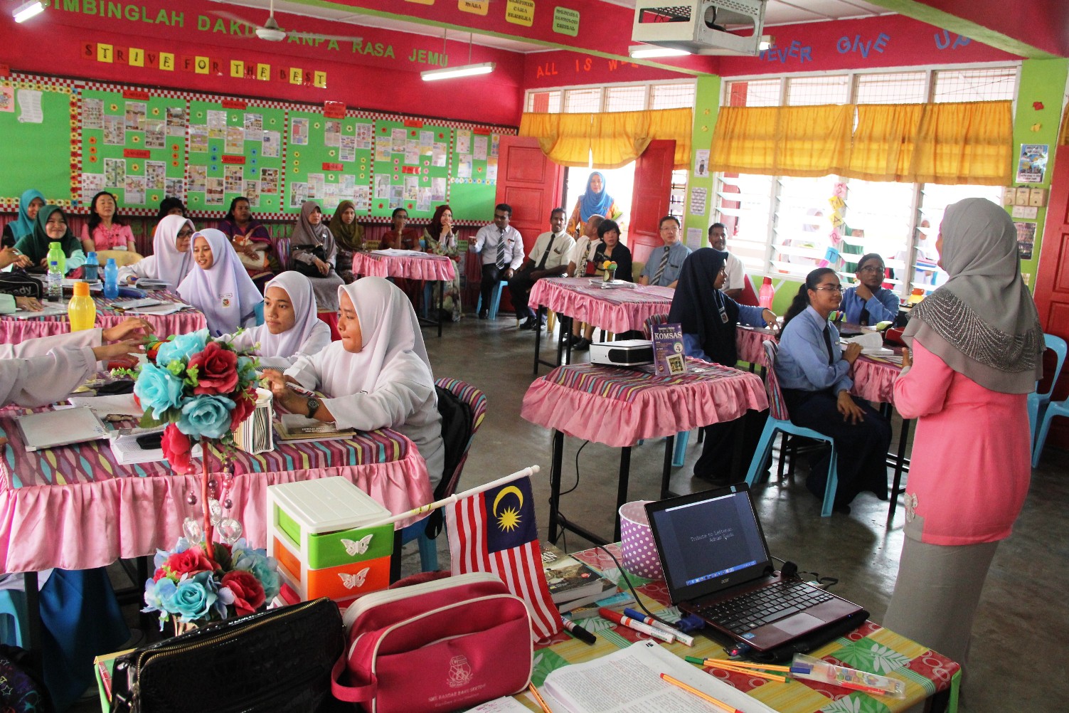 Tuan Razali Bin Md Taib, Pengetua SMK Tanah Merah bersama Tuan Haji ...