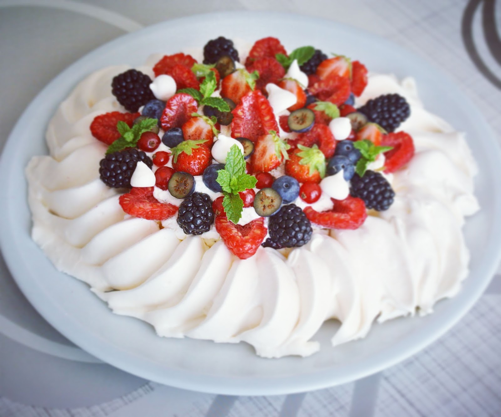 Aux Fourneaux Avec Flo: Pavlova aux fruits rouges