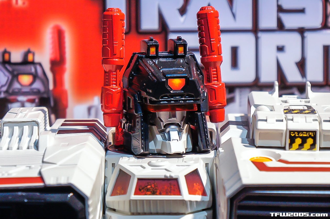 El Blog de los Ñoños Tostoneros: Metroplex de Fall of Cybertron, el ...