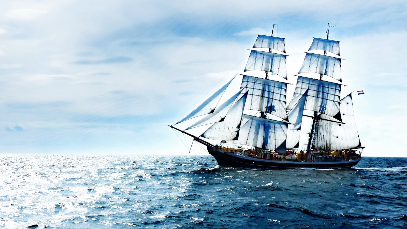 Barco en alta mar rompiendo las olas de cristal | wallpaper hd high quality Barco en alta mar rompiendo las olas de cristal | wallpaper hd high quality