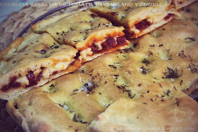 Hoy me apetece cocinar: FOCACCIA RELLENA DE TOMATE, PARMESANO Y CHORIZO.