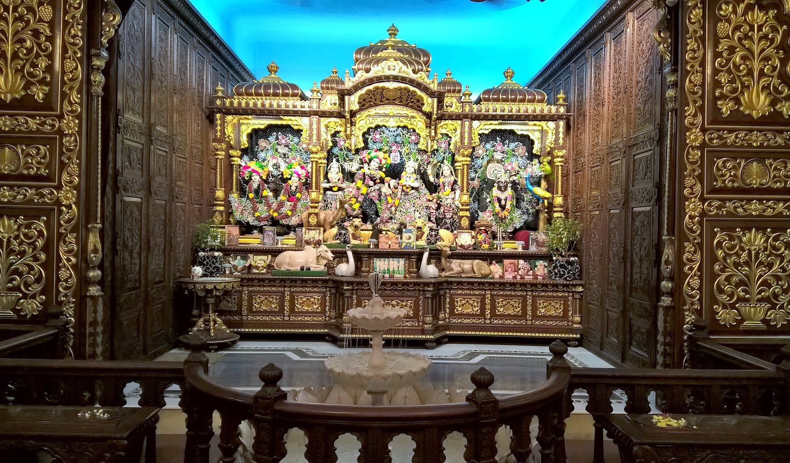 A Beautiful Life : Discovering Mumbai - Babulnath Temple and ISKCON ...