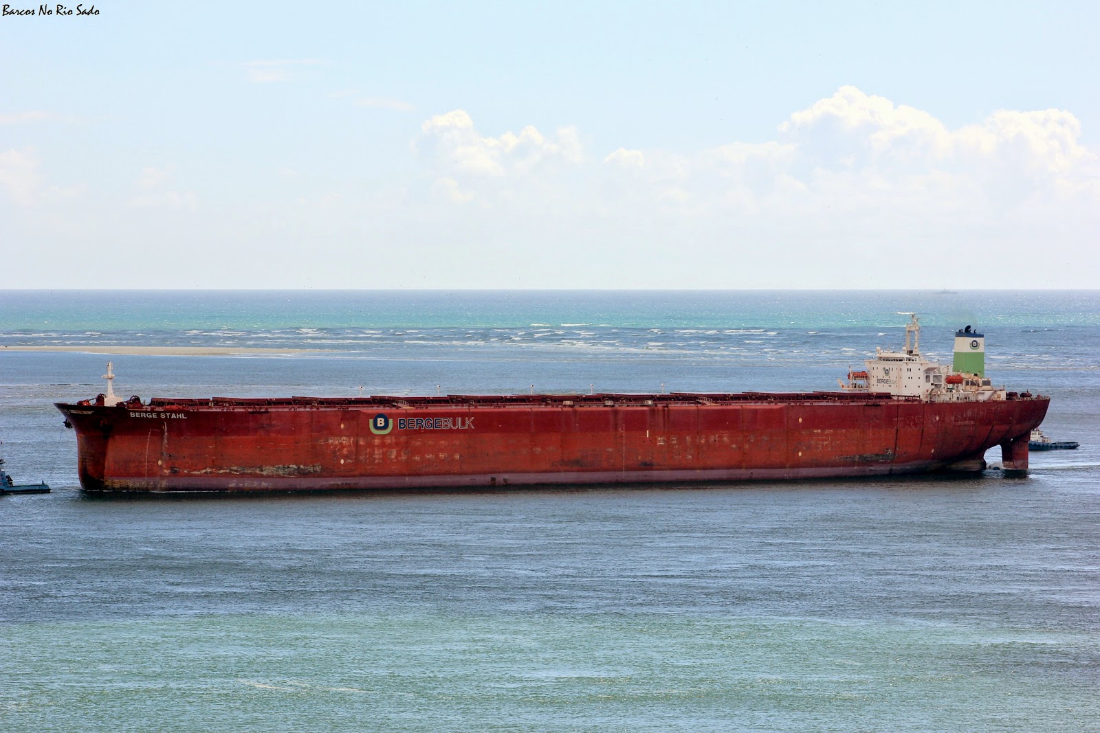 Barcos No Rio Sado: Berge Stahl, um gigante no Sado. Barcos No Rio Sado: Berge Stahl, um gigante no Sado.