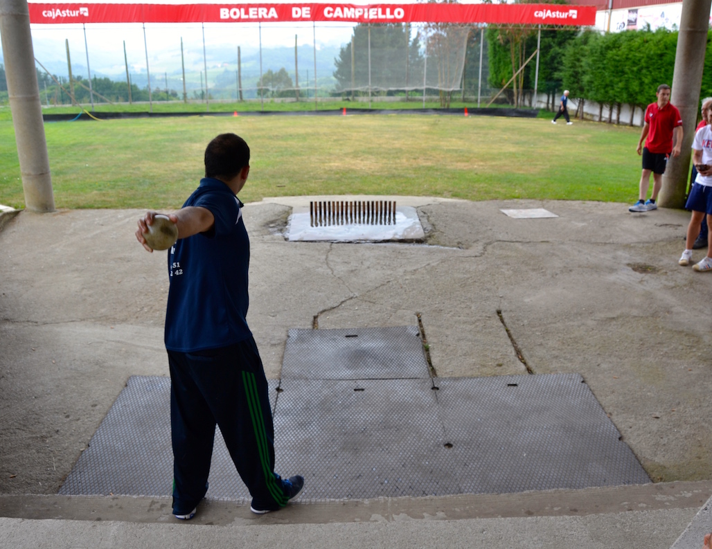 El Camino de Santiago desde Asturias: El juego de "Los Bolos"