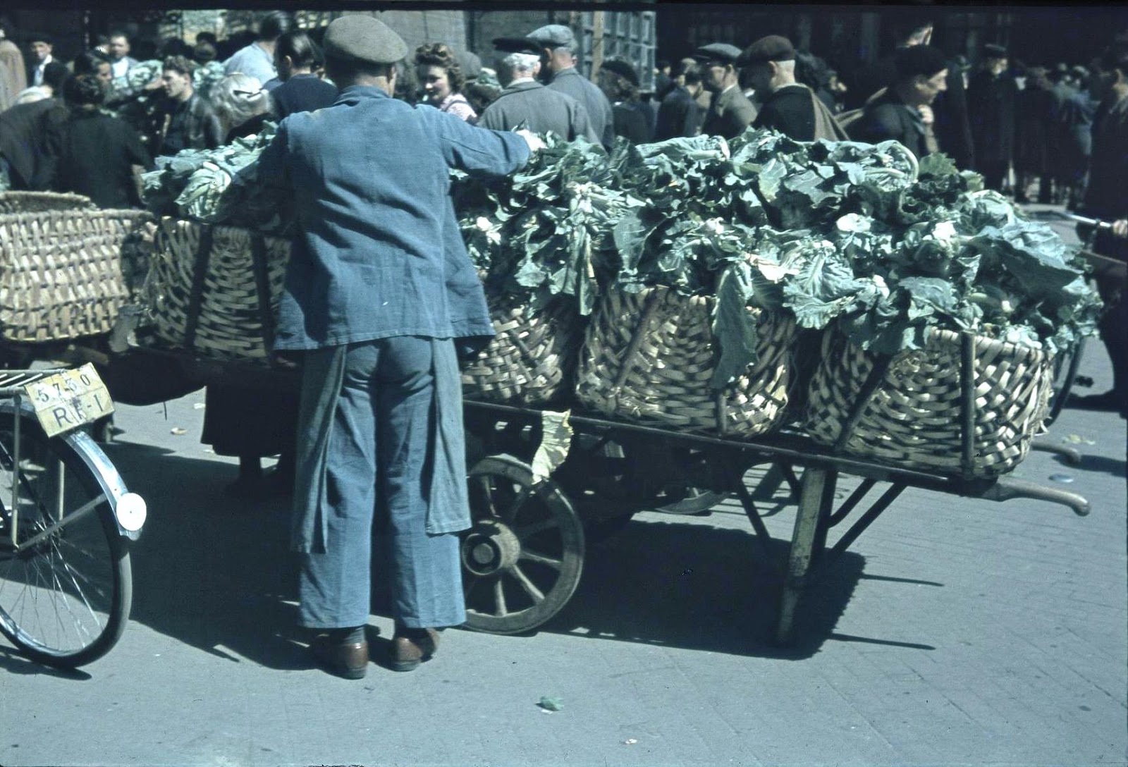 40 Amazing Color Photographs That Capture Street Scenes of Paris Under ...