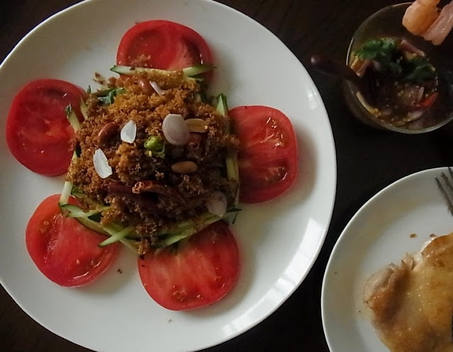 Spicy Deep Fried Tuna Salad (ยําปลาทูน่าฟู) - Taste of Siam