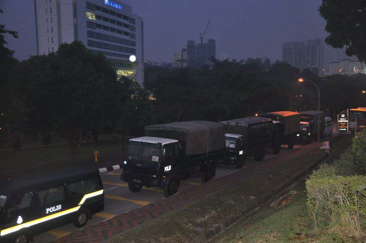 Cheritera Seribu Satu Malam: Polis, FRU berkampung di UM?