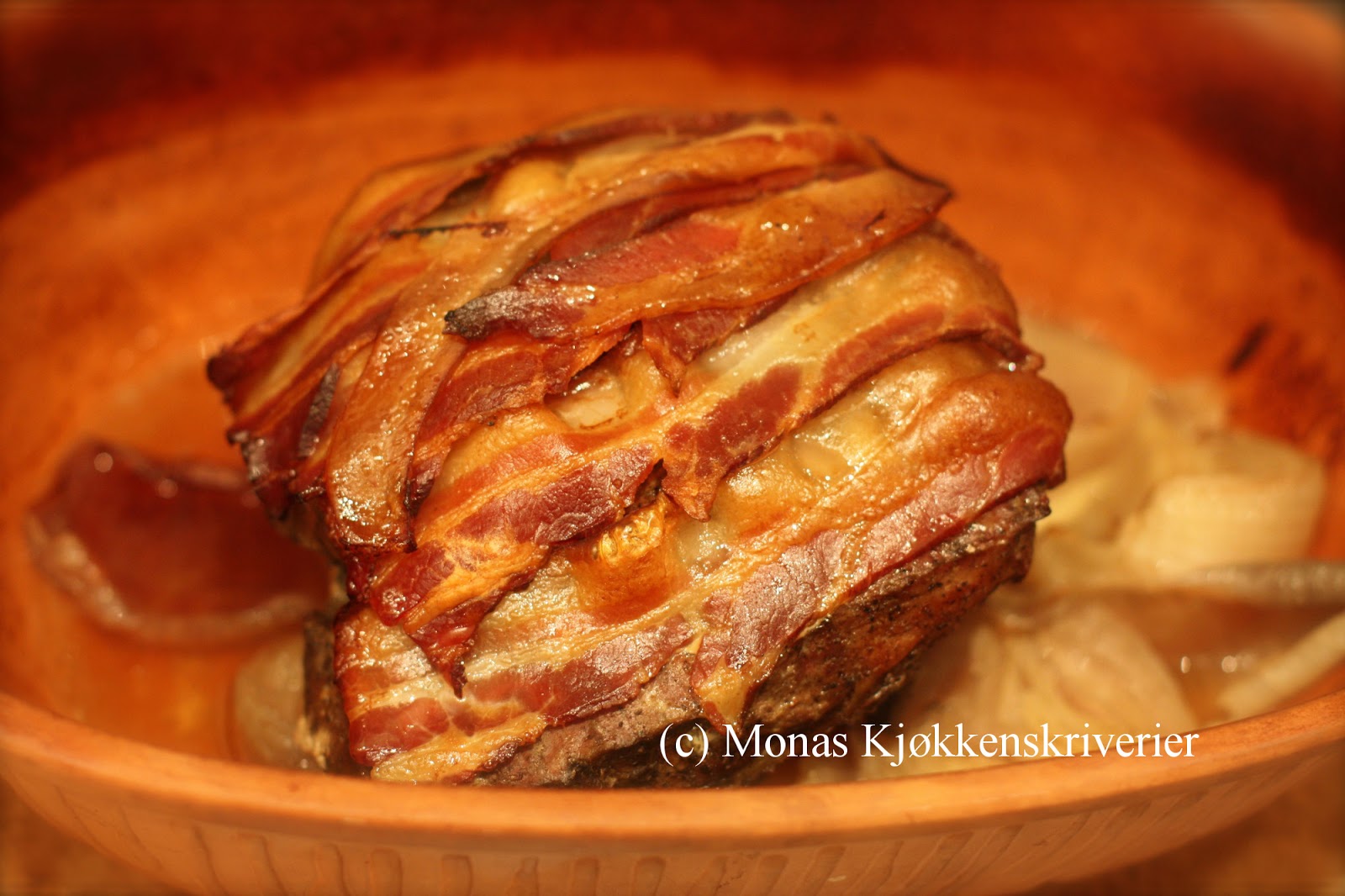 Monas Kjøkkenskriverier: Langtidsstekt svinenakke med bacon i leirgryte