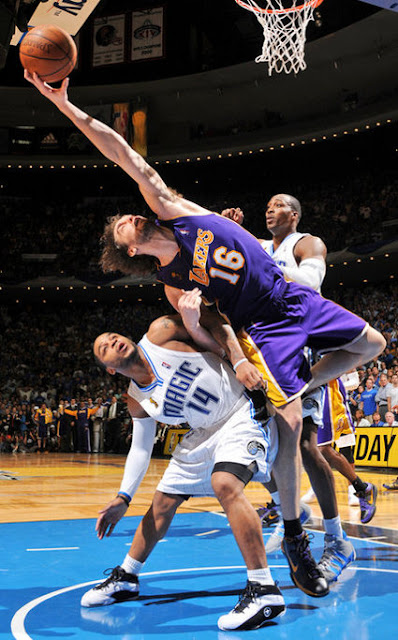 D E C E P T O L O G Y: One of these men does have very long arms