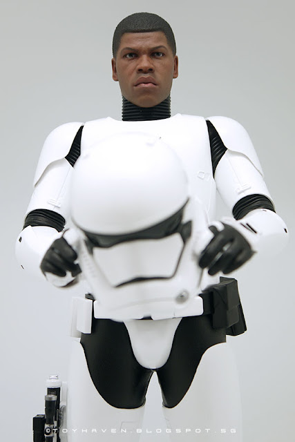 toyhaven: Presenting the Hot Toys 1:6 scale First Order Stormtrooper FN ...