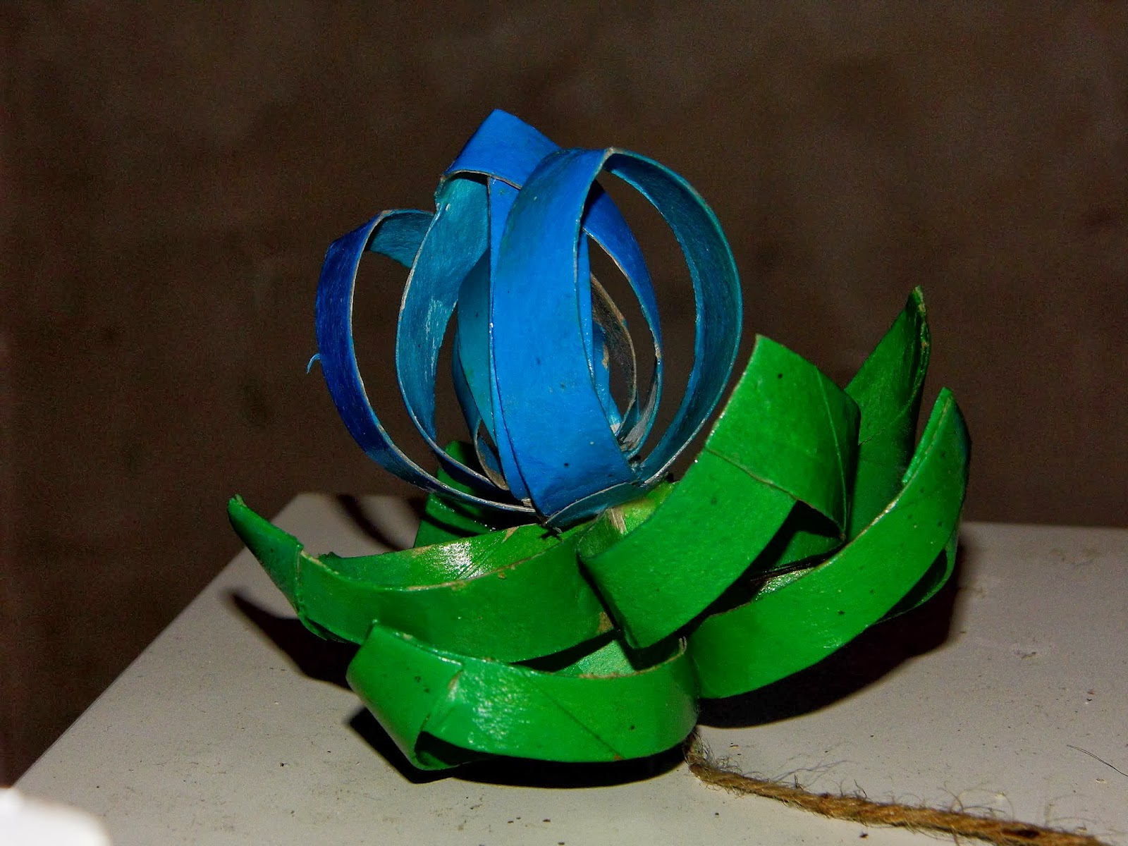 Origenialidades: Flor de loto hecha de cartón