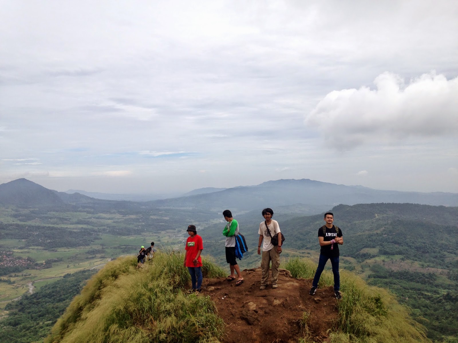 Gunung Batu Jonggol: One Day Hiking Emesh — Jalan Pendaki