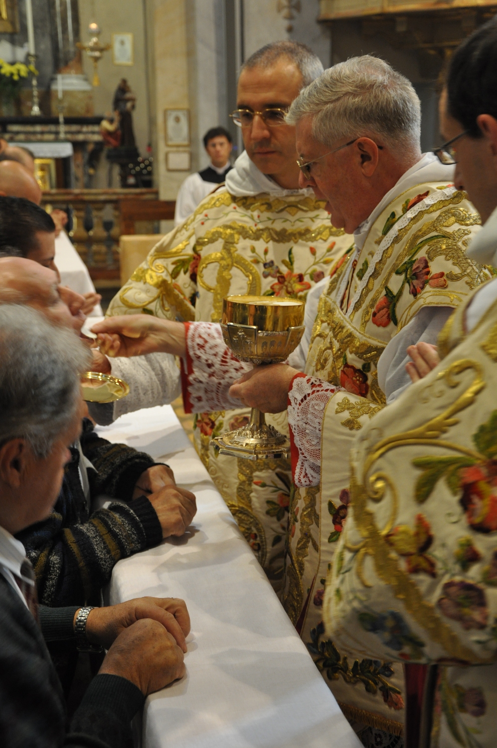 Missa Gregoriana no Mundo . SANTIDADE: Mons. Guido Pozzo, Secretario de ...