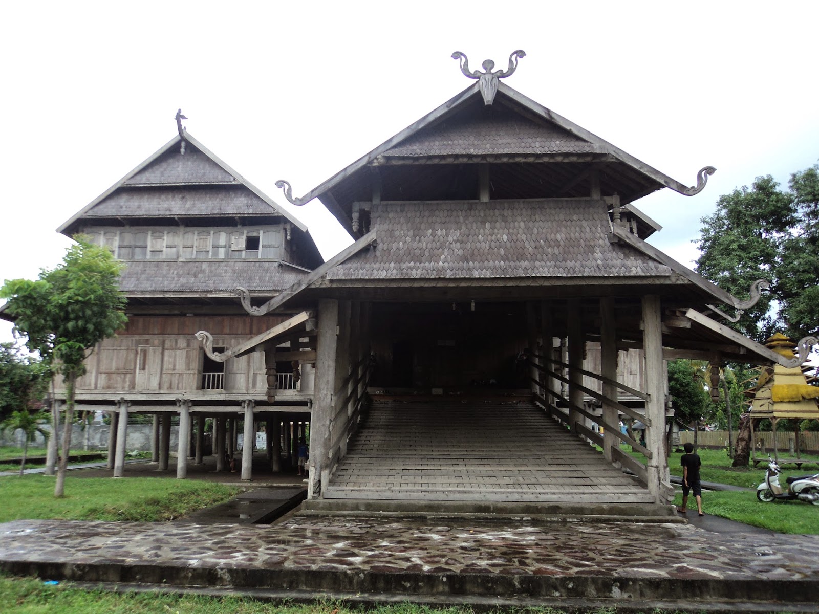 ARSITEK MUDA: ARSITEKTUR MODERN ETNIK