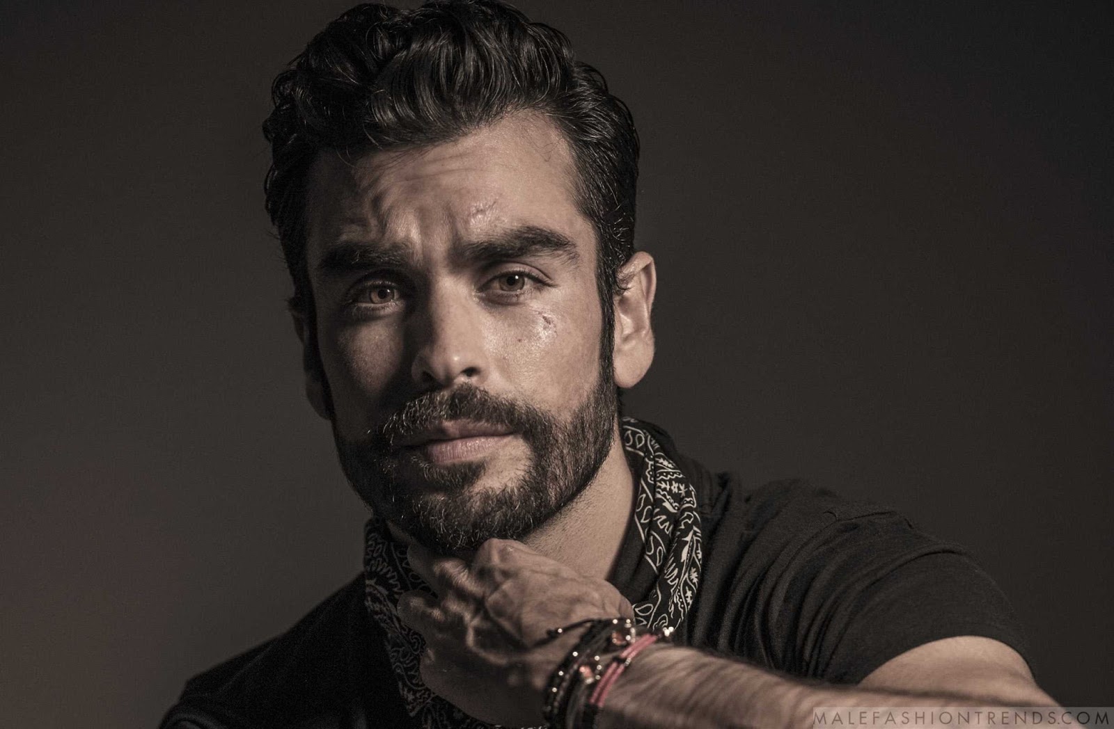 Gonzalo García Vivanco personifica la elegancia para ZERO Magazine