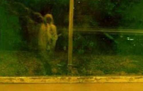 Amazing World I found: Creepy Ghost Photobombs Definitely FAKE