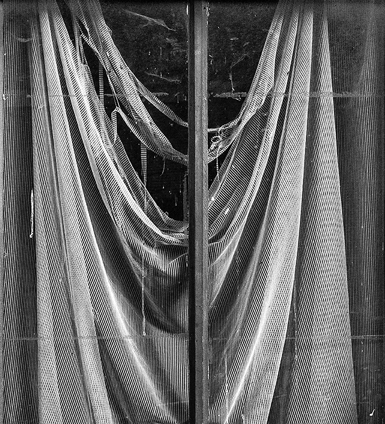 Susanne Stoop - visual arts: Broken down curtain window