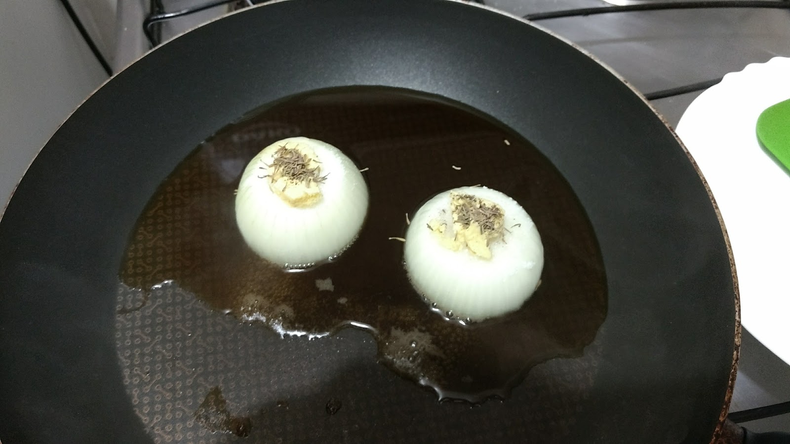 Uma frigideira na mão e uma ideia na cabeça: Cebola brûlée