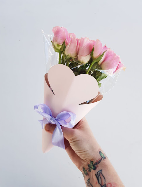 Flower Bouquet Heart gift wrap DIY | Free template | Now thats Peachy