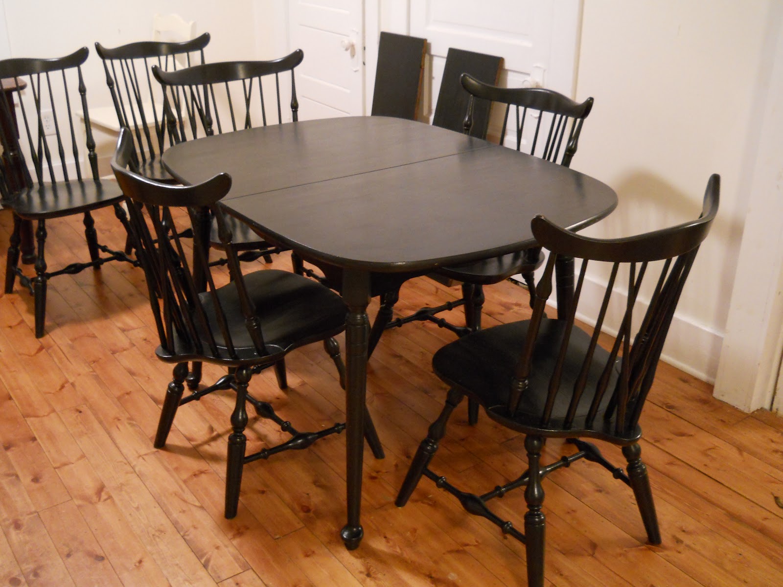 Heir and Space: A lovely black dining set