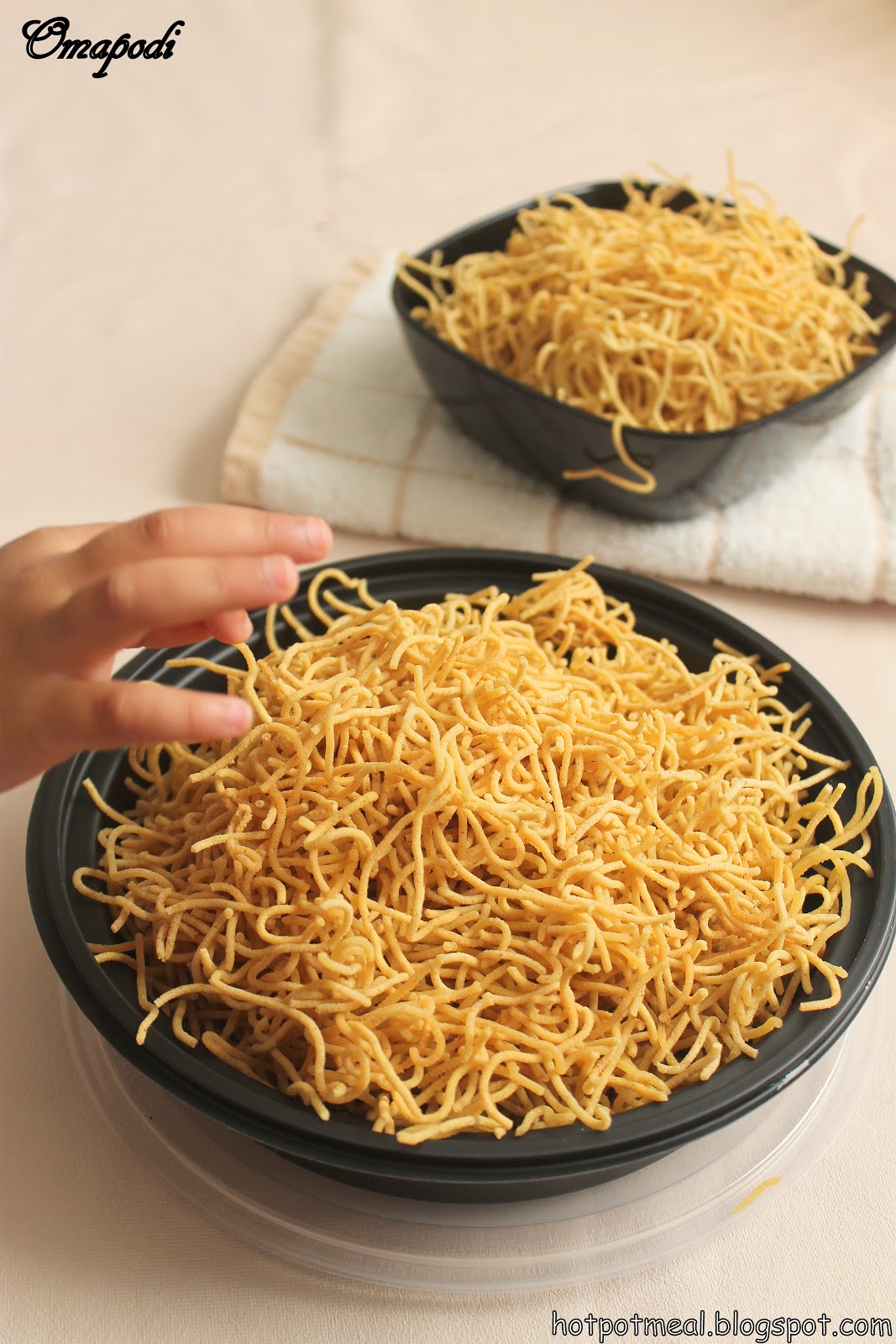 Hot pot cooking: Om podi | Plain sev