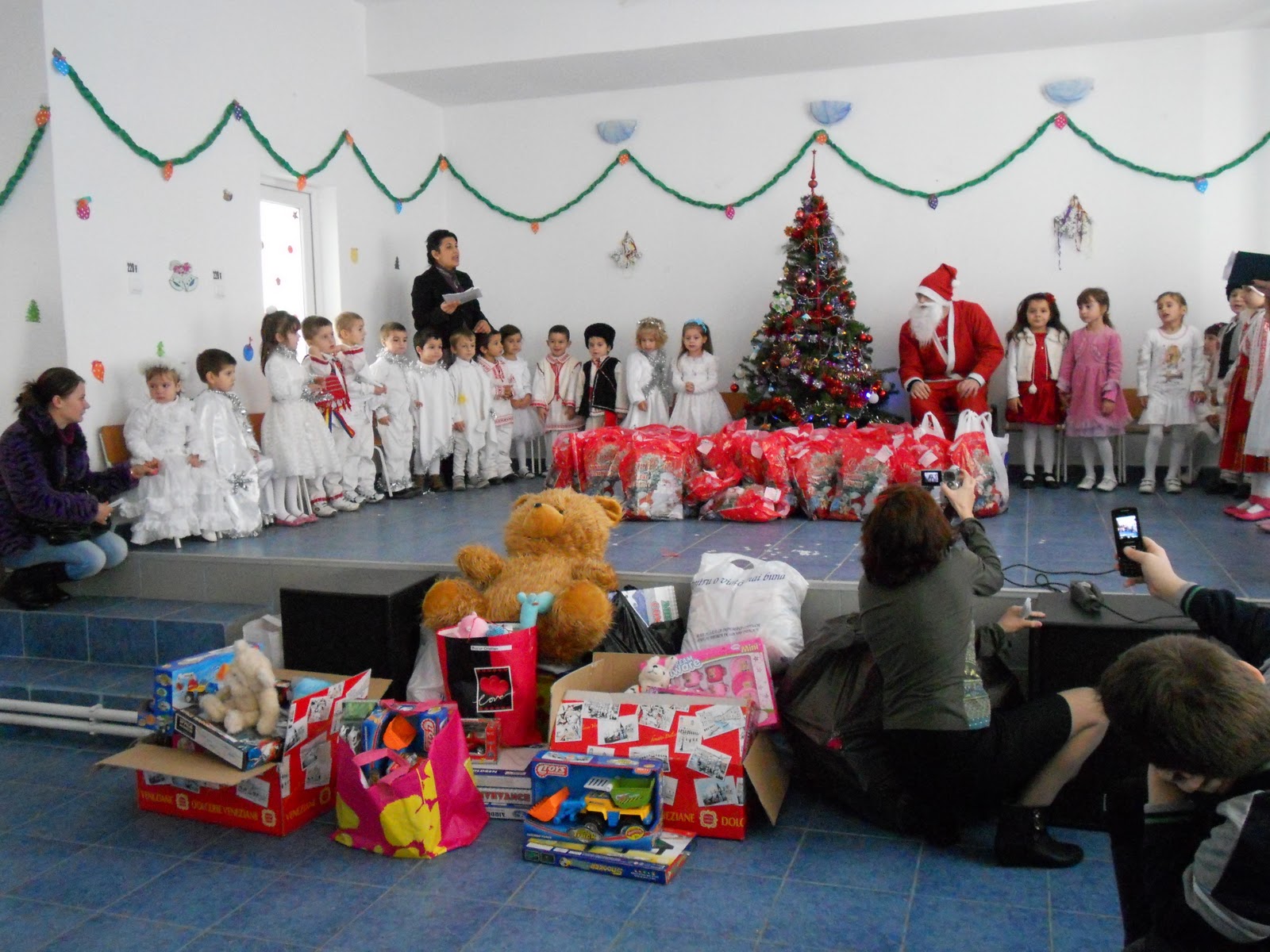 Steli - lumea mea: Poveste din Buesti - Un Mos darnic, copii fericiti ...