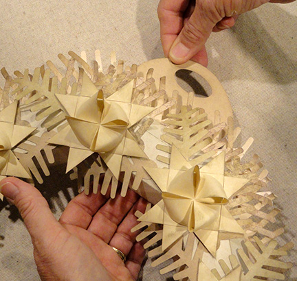 Needles 'n' Knowledge: Folded Star Sprigs 3D Wreath Tutorial