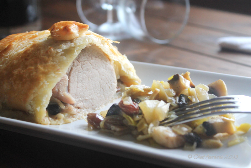Solomillo en hojaldre con guarnición de manzanas, champiñones y pasas