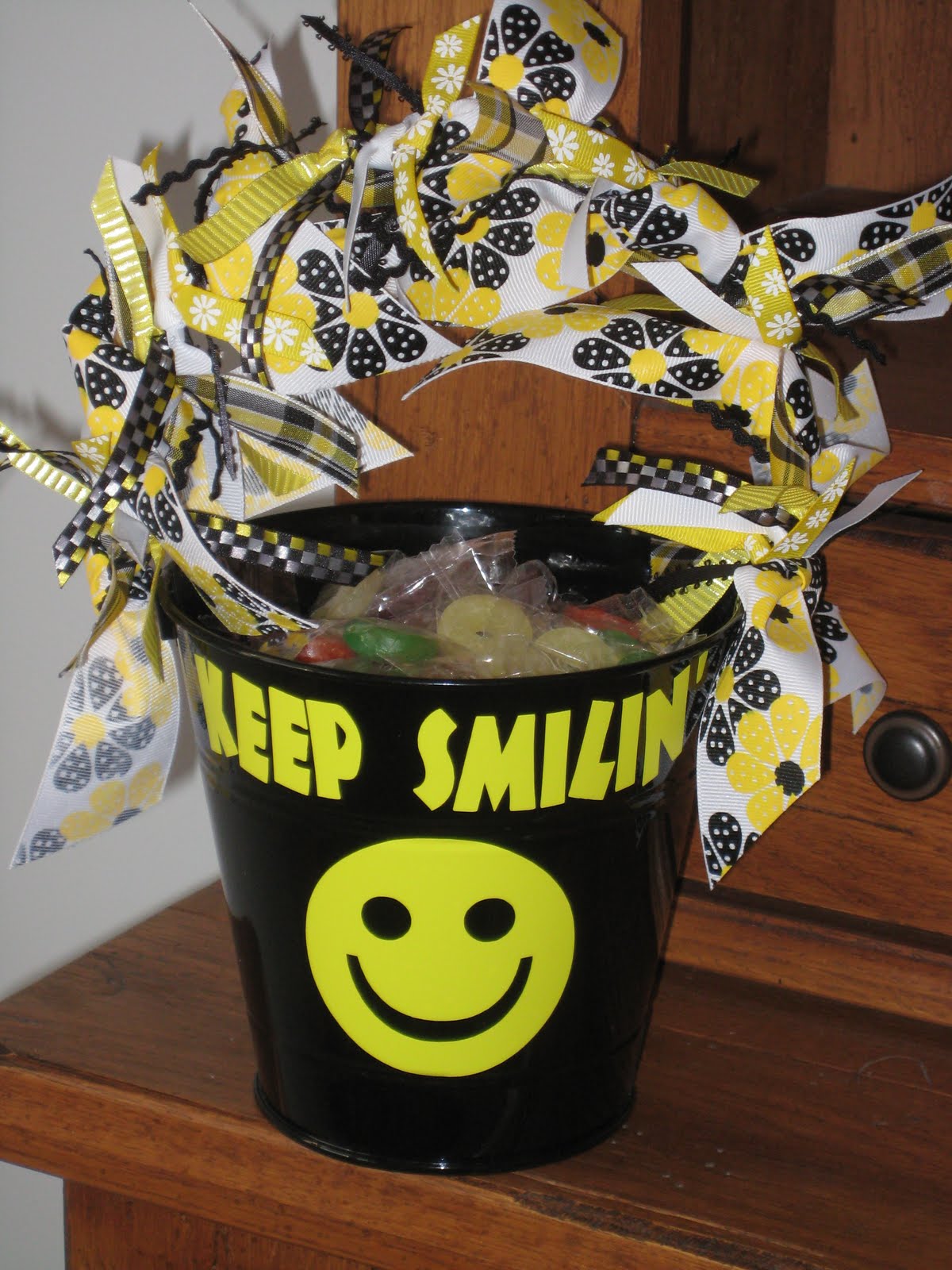 Green Eyed Girl Crafts: Smiley Face Bucket...