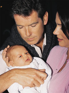 Pierce Brosnan Fanáticos : NACIMIENTO DE PARIS / 1 (hola.com)