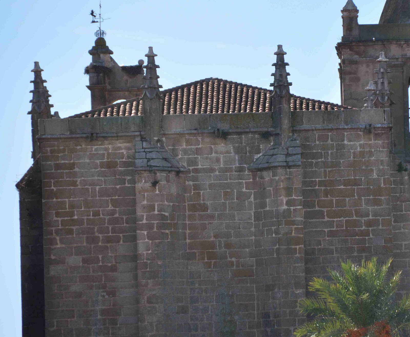 Alfiz. Elementos arquitectónicos y decorativos en Cáceres: Pináculo