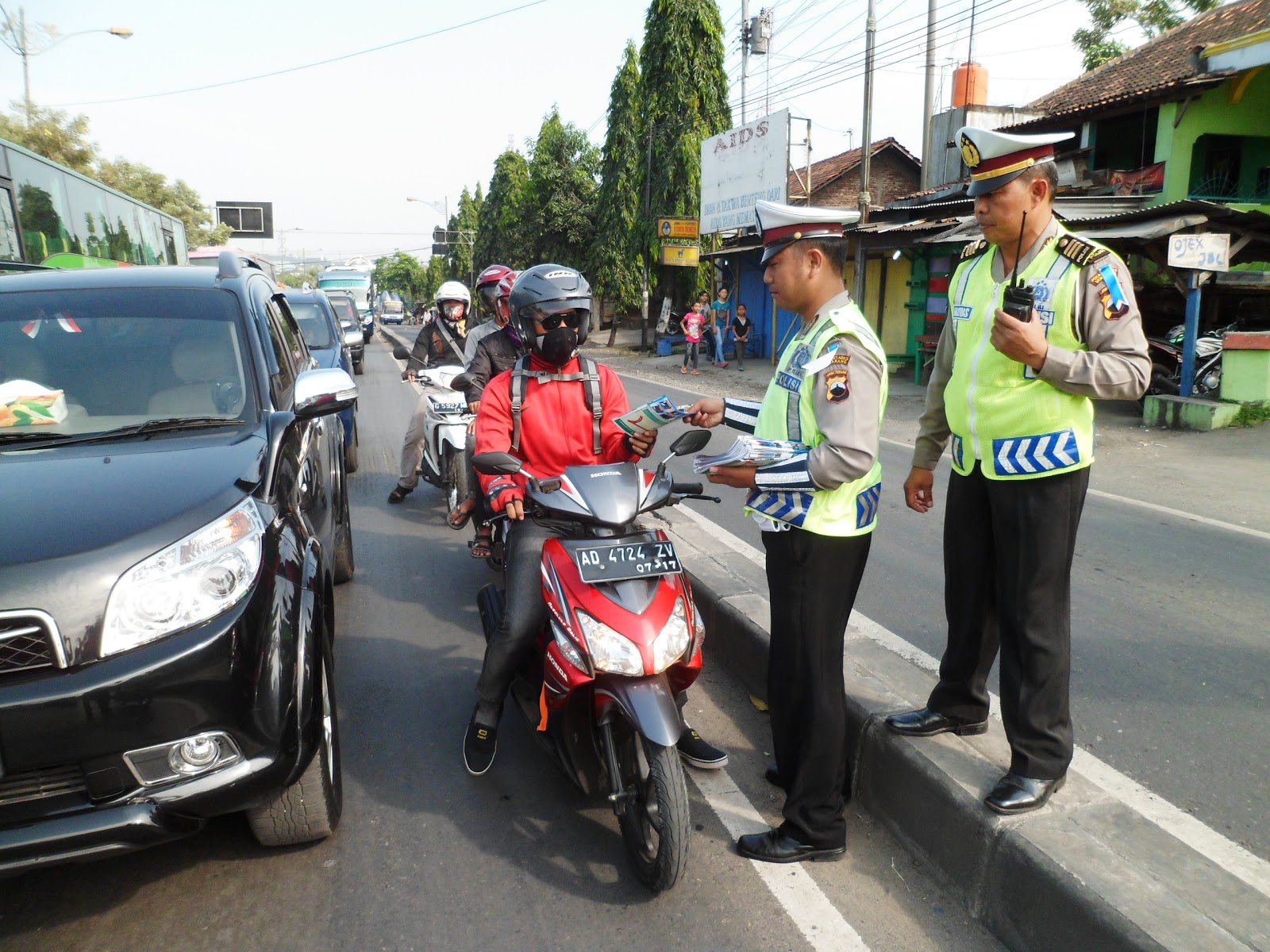 SAT LANTAS POLRESTABES SEMARANG: PEMBAGIAN LEAFLET PETA DAN INFORMASI ...