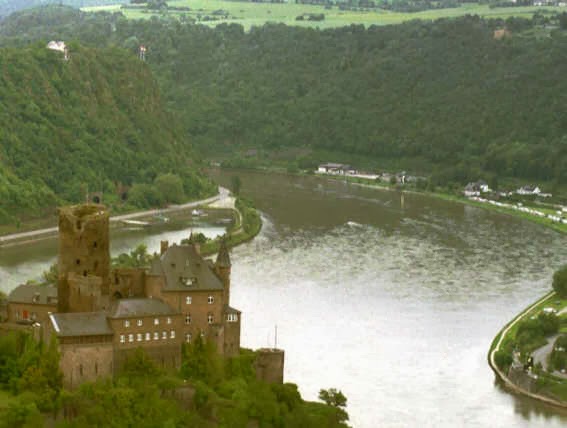 Ploaia de cuvinte: Valea Rinului - siragul de castele
