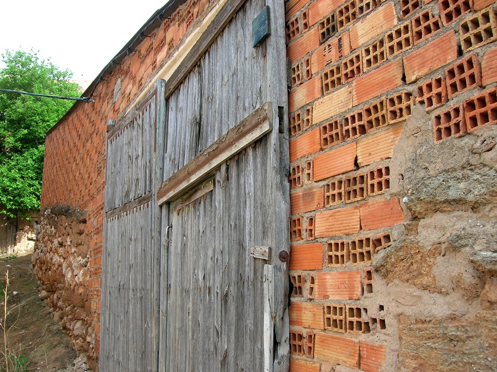 El son del álamo: Adobe, ladrillo y piedra