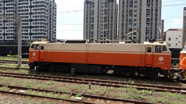 Blair's 鐵道攝影: E237電力機車 / TRA E237 Electric locomotive