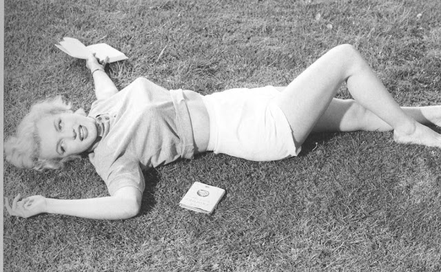 47 Interesting Vintage Photos of Marilyn Monroe Reading Book ~ Vintage ...