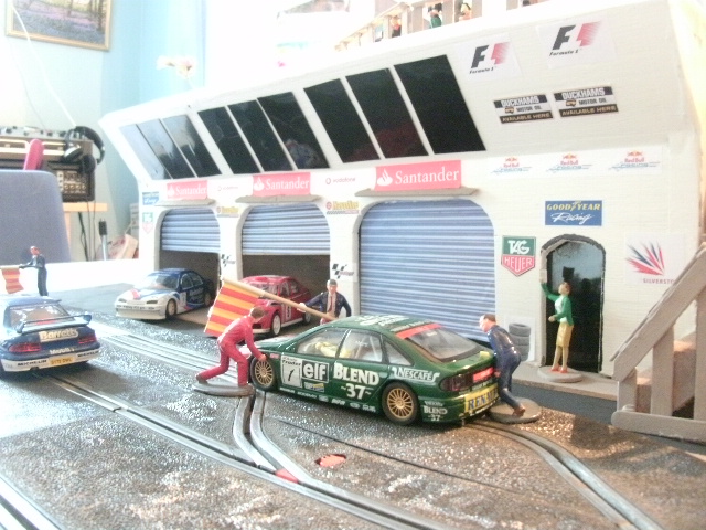 Bob's Scalextric Project: pit garage