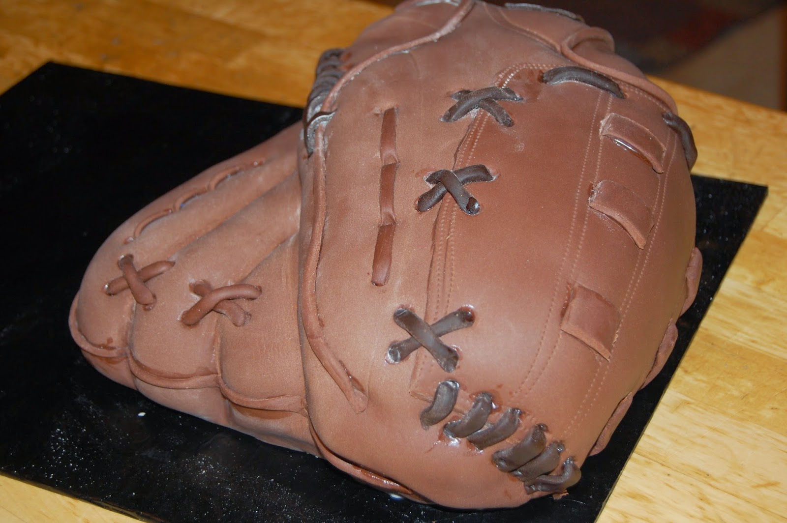 Kim's Cake Studio: Baseball Glove Cake